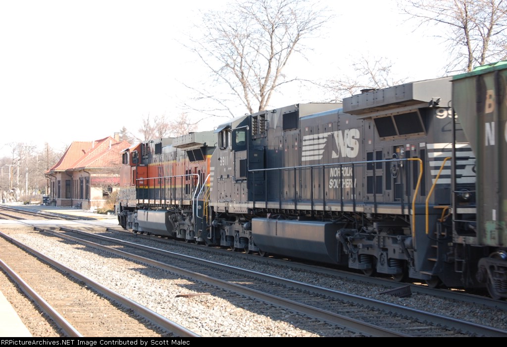 BNSF 1028 & NS 9911